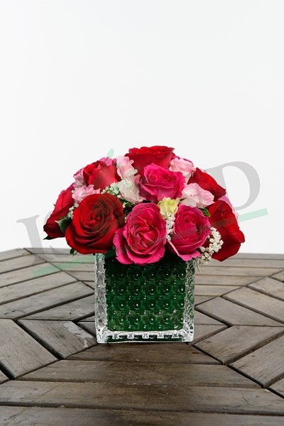 12 ROSES IN SQUARE GLASS VASE
